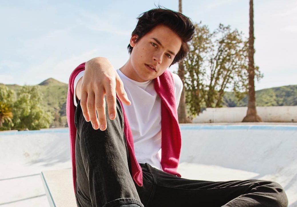 Fãs se surpreendem com novo visual de Cole Sprouse! - Festival Teen