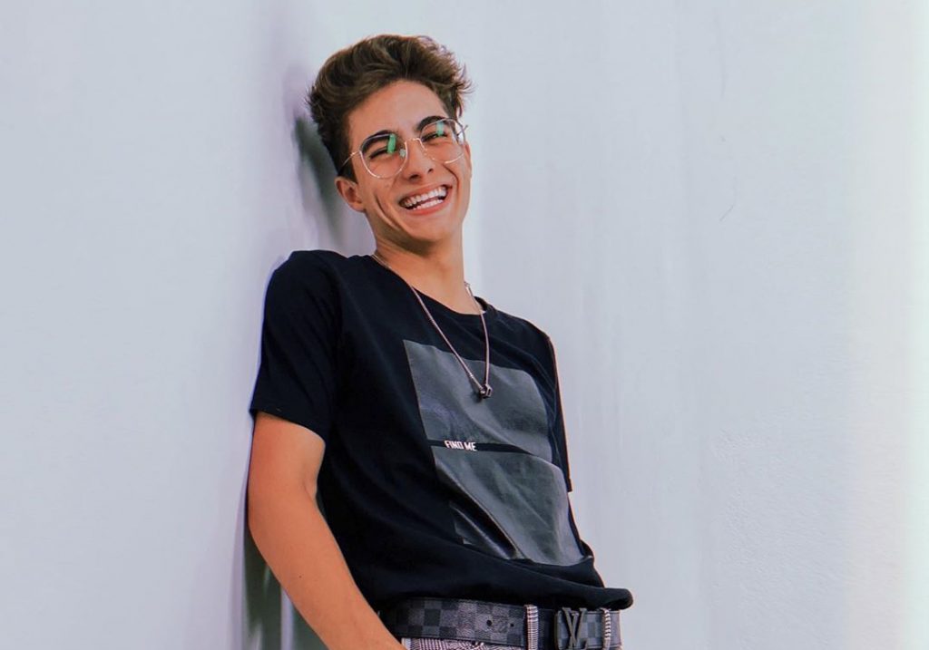 Lucas Burgatti lança pop romântico 'Nas Estrelas' e confirma que vai ...